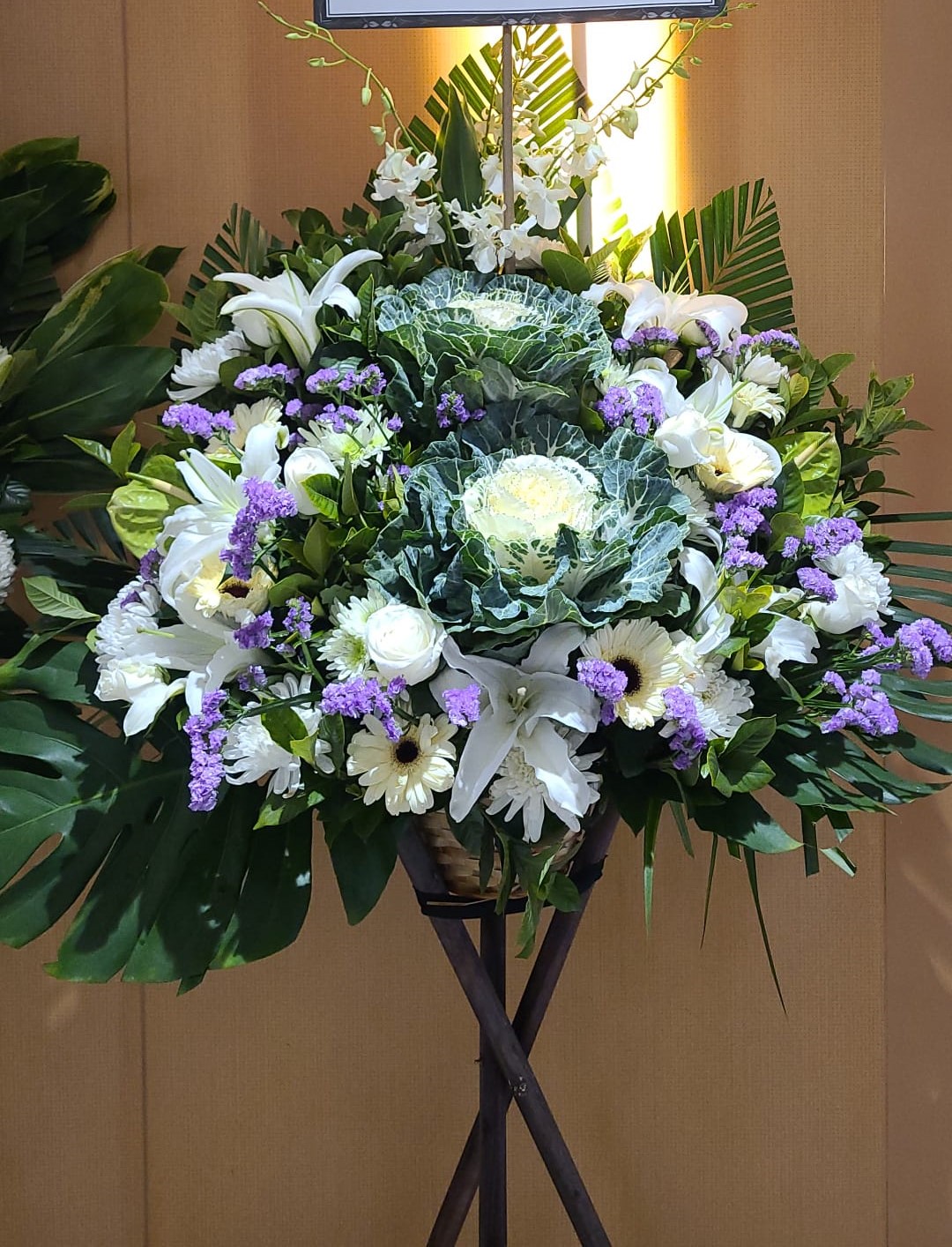 Standing Easel Spray (Deluxe style) - Leung Chun Woon Kee Company Limited